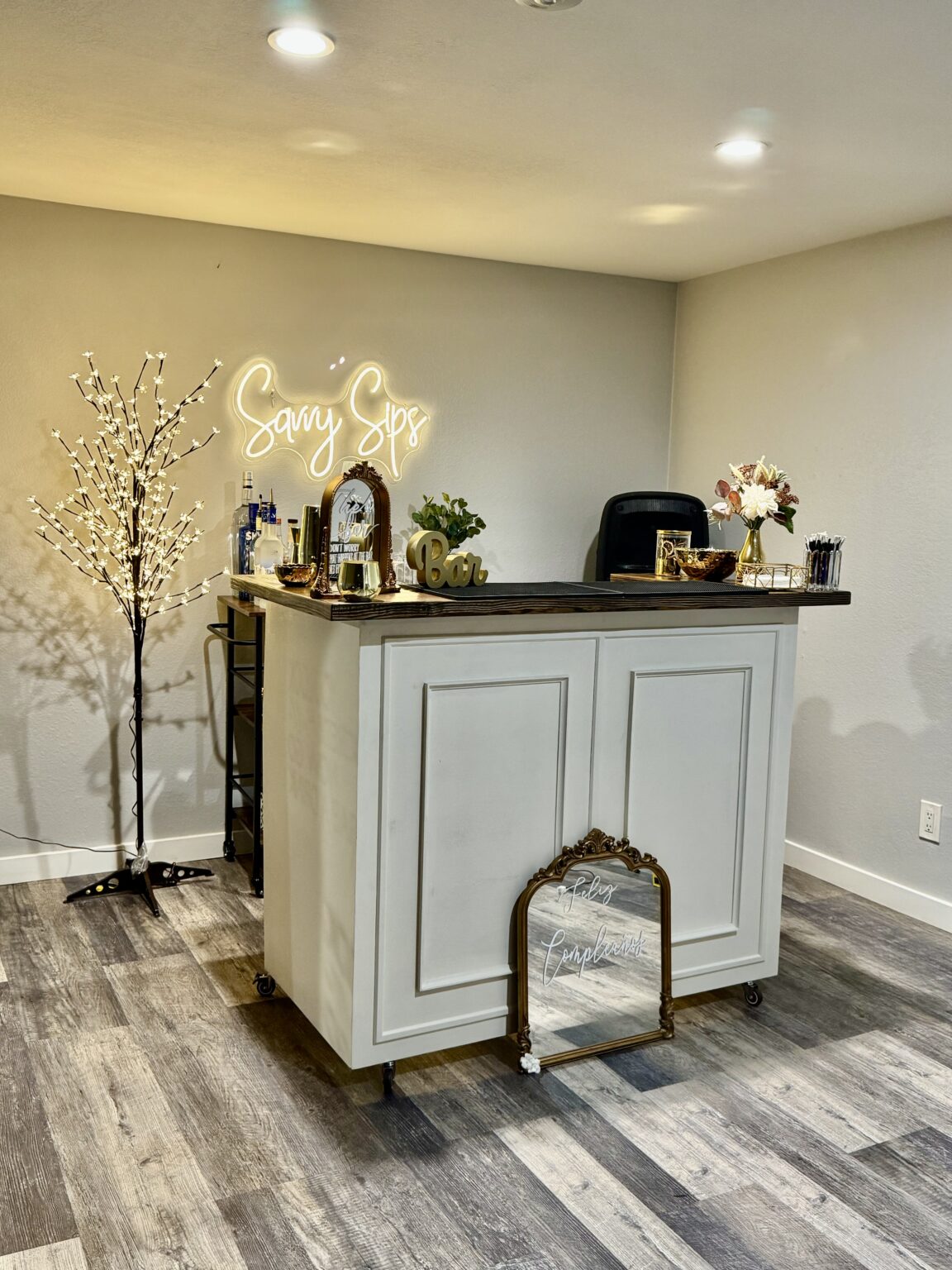 Daisy - White Standalone Bar - Savvy Sips Mobile Bar